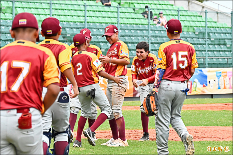 U12》美國43分開紅盤 182公分視覺震撼 - 自由體育