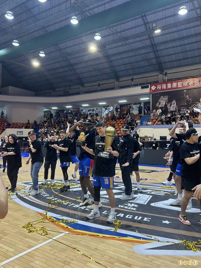 SBL》因簽賭風波差點滅團的裕隆完成連霸 40歲周士淵奪FMVP - 自由體育