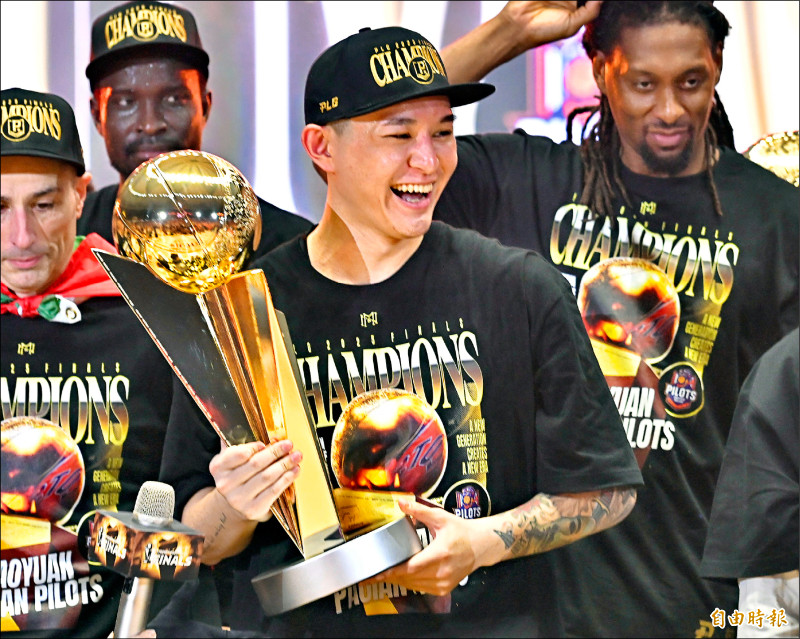 PLG總冠軍賽》一嘗冠軍滋味 FMVP盧峻翔哭了 - 自由體育