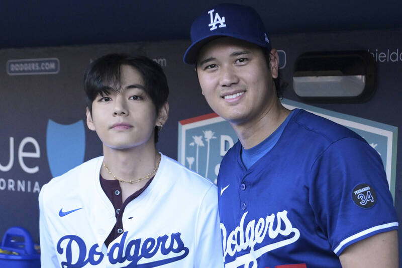 MLB》南韓天團「BTS」成員V受邀開球 與大谷翔平夢幻同框引暴動 - 自由體育