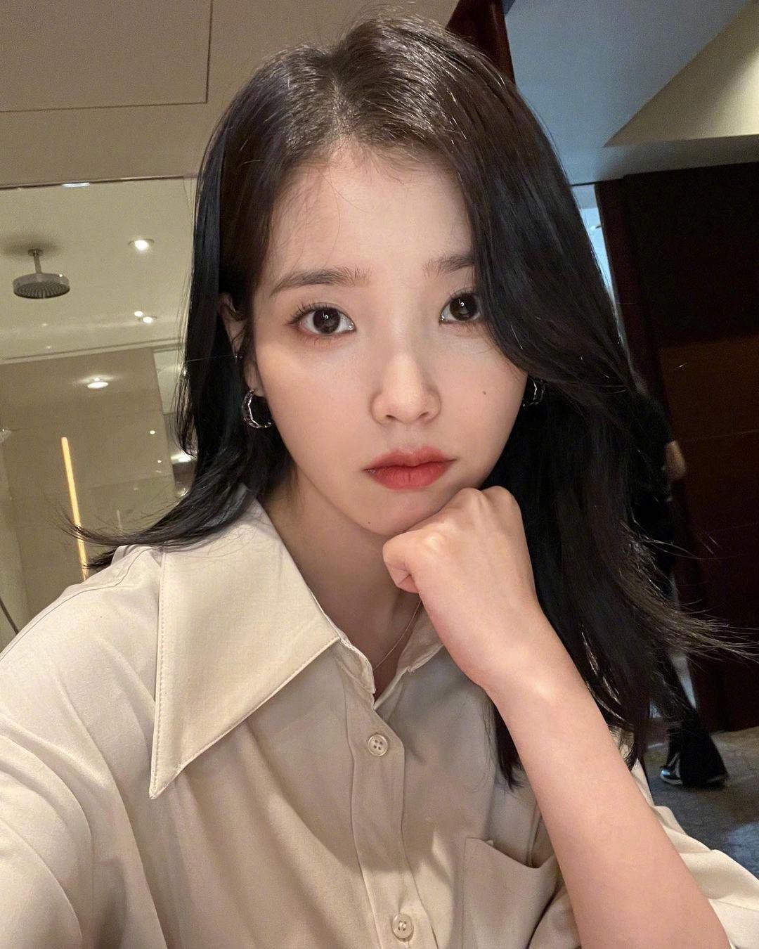 IU 半夜偷吃泡麵「臉變超水腫」！私影片外流女神形象險崩壞 - 自由電子報iStyle時尚美妝頻道