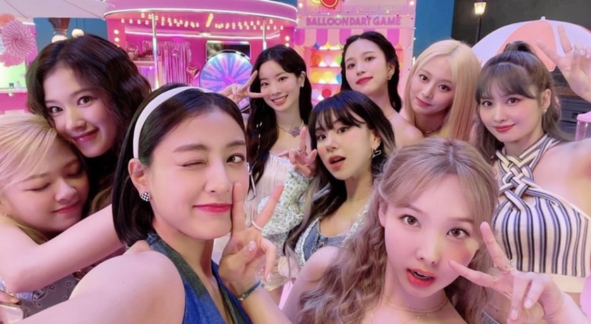 TWICE 周子瑜秀蠻腰站 C 位！但風采卻被她們「抱抱」搶光 - 自由電子報iStyle時尚美妝頻道