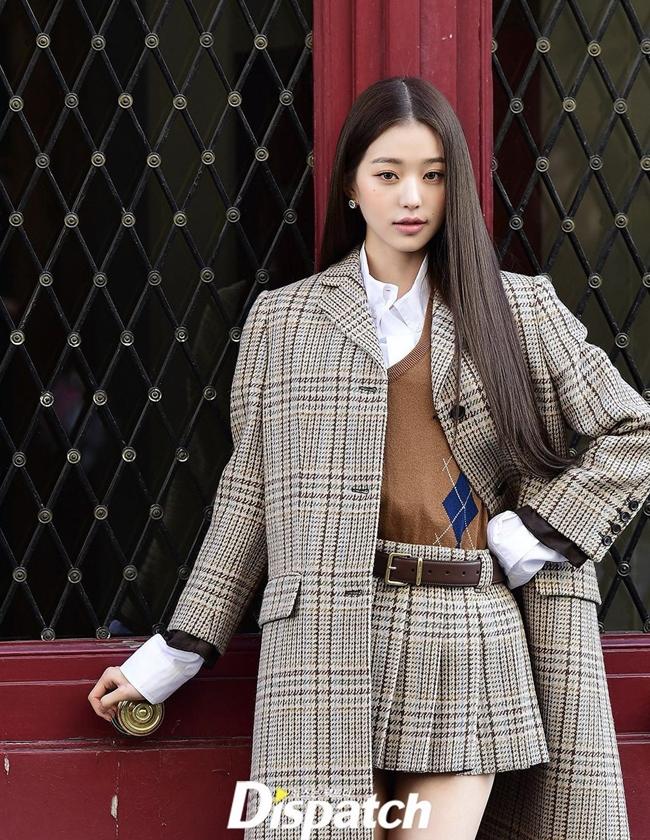 不甩小粉紅「髮簪之亂」狂出征！IVE張員瑛巴黎街頭辣曬107公分美腿 - 自由電子報iStyle時尚美妝頻道