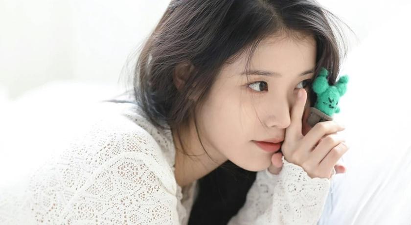 IU熱戀一臉幸福藏不住！搶先「披白紗」網讚：一定是最美新娘 - 自由電子報iStyle時尚美妝頻道