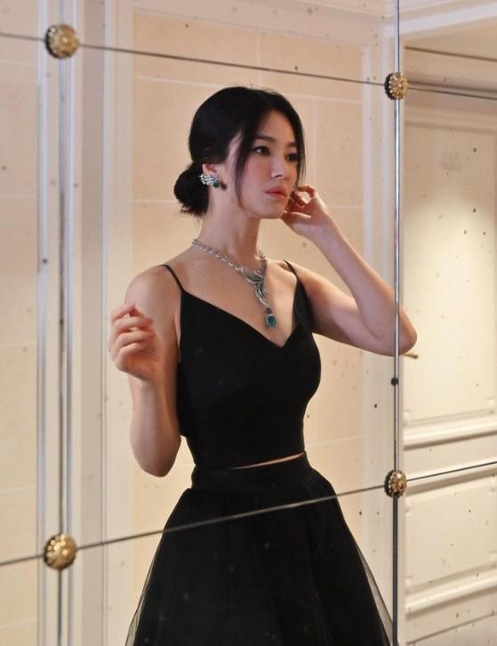 41歲宋慧喬也玩「下半身失蹤」！白皙美腿大放送 網讚：根本大學生 - 自由電子報iStyle時尚美妝頻道