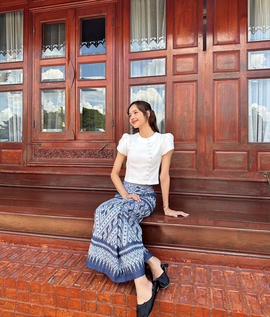 Lisa傳統泰服私照外流！粉絲讚像「泰國公主」全因性感甩髮pose - 自由電子報iStyle時尚美妝頻道