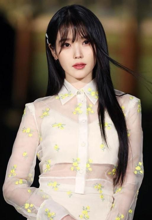 IU穿短裙「盪鞦韆」畫面全被拍！滿臉嬌羞好幸福 粉絲喊話李鍾碩同框 - 自由電子報iStyle時尚美妝頻道