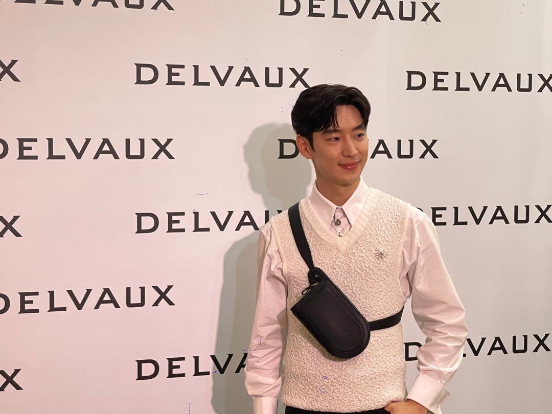 台中捕獲「李帝勳」白襯衫配黑肩背包帥翻！透露來台最想吃牛肉麵 - 自由電子報iStyle時尚美妝頻道