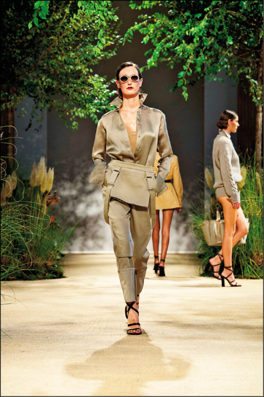 〈米蘭時裝週〉跳脫傳統色調框架 MAX MARA工裝變奏俐落女裝 - 自由電子報iStyle時尚美妝頻道