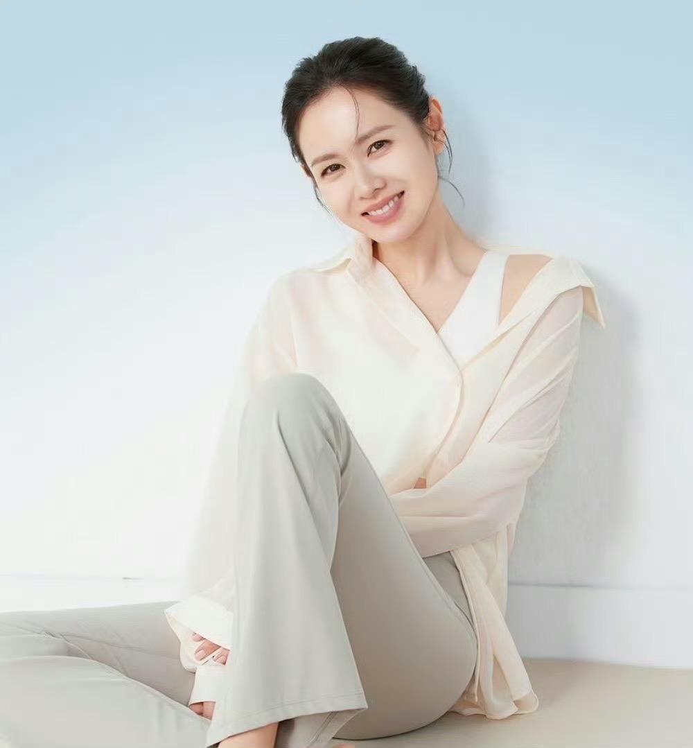 孫藝真襯衫沒穿好大秀美背殺！43歲全身都是亮點難怪玄彬成妻奴 - 自由電子報iStyle時尚美妝頻道