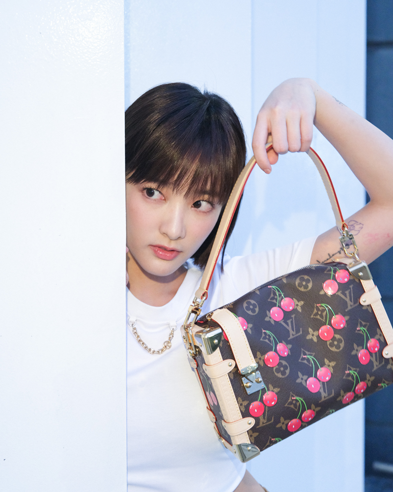 王淨搭飛機穿短上衣秀蠻腰！手上超可愛LV聯名包還沒開賣搶先背 - 自由電子報iStyle時尚美妝頻道