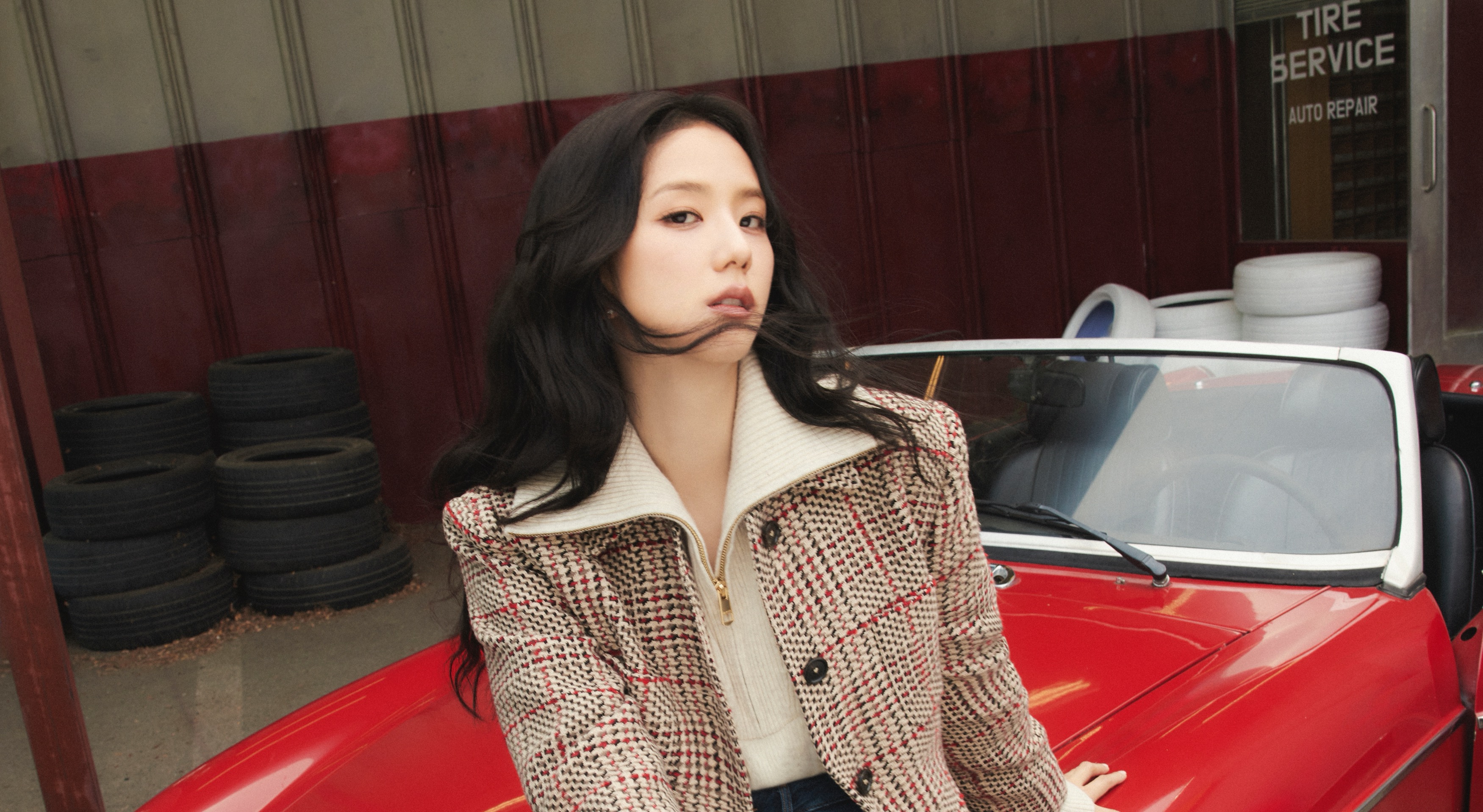 Jisoo還沒演膩？冷臉變身賽車女郎！興奮透露愛車人士身分 - 自由電子報iStyle時尚美妝頻道