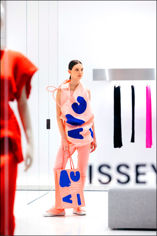 三宅一生雙品牌揮軍台北101 女裝打破固有框架穿著自由 男裝揮灑大地色詮釋秋日氣息 - 自由電子報iStyle時尚美妝頻道